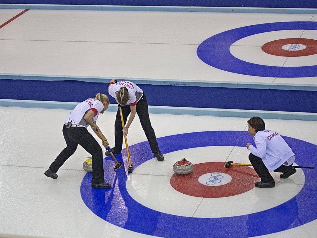 Curling: cos'è, come si gioca e a cosa serve la scopa? | LA NOTIZIA