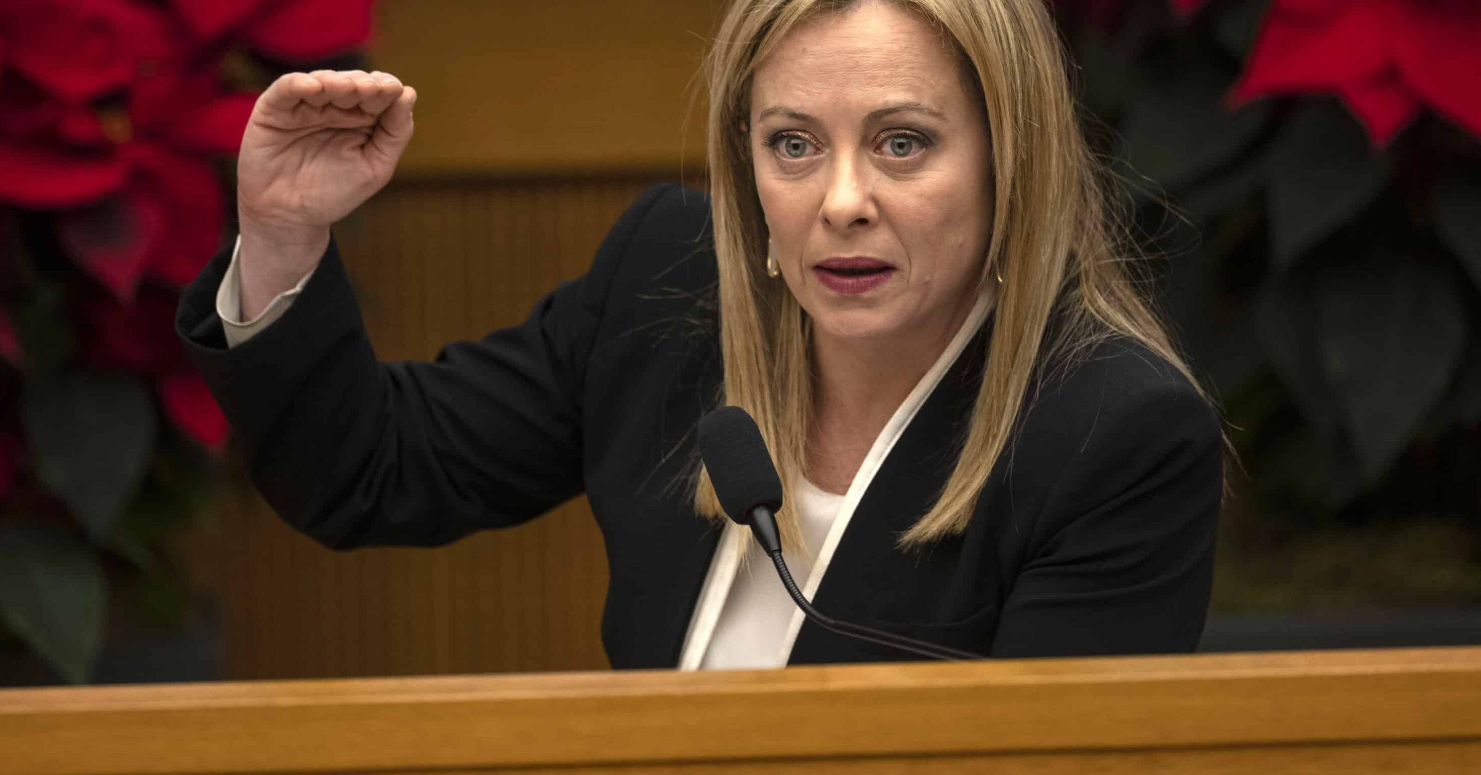 Taglio delle accise, la Meloni si arrampica sugli specchi